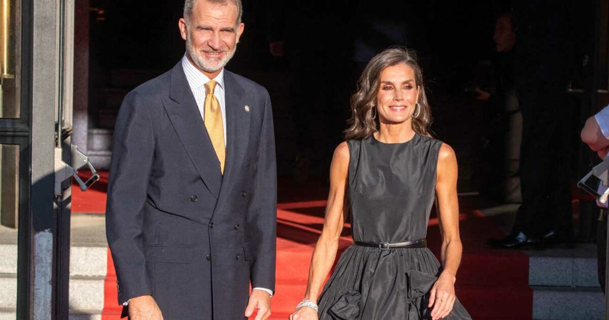 La reine Letizia porte une robe noire pour inaugurer la saison du ...