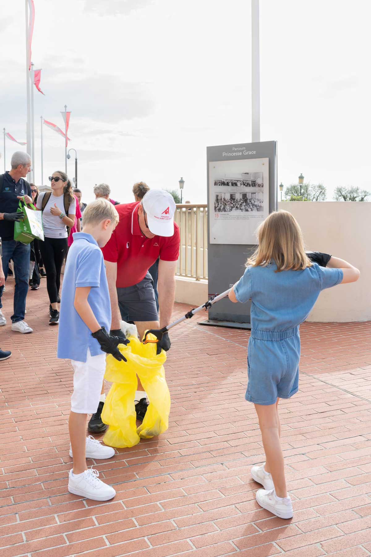 Jacques et Gabriella de Monaco ramassent des déchets et nettoient les ...