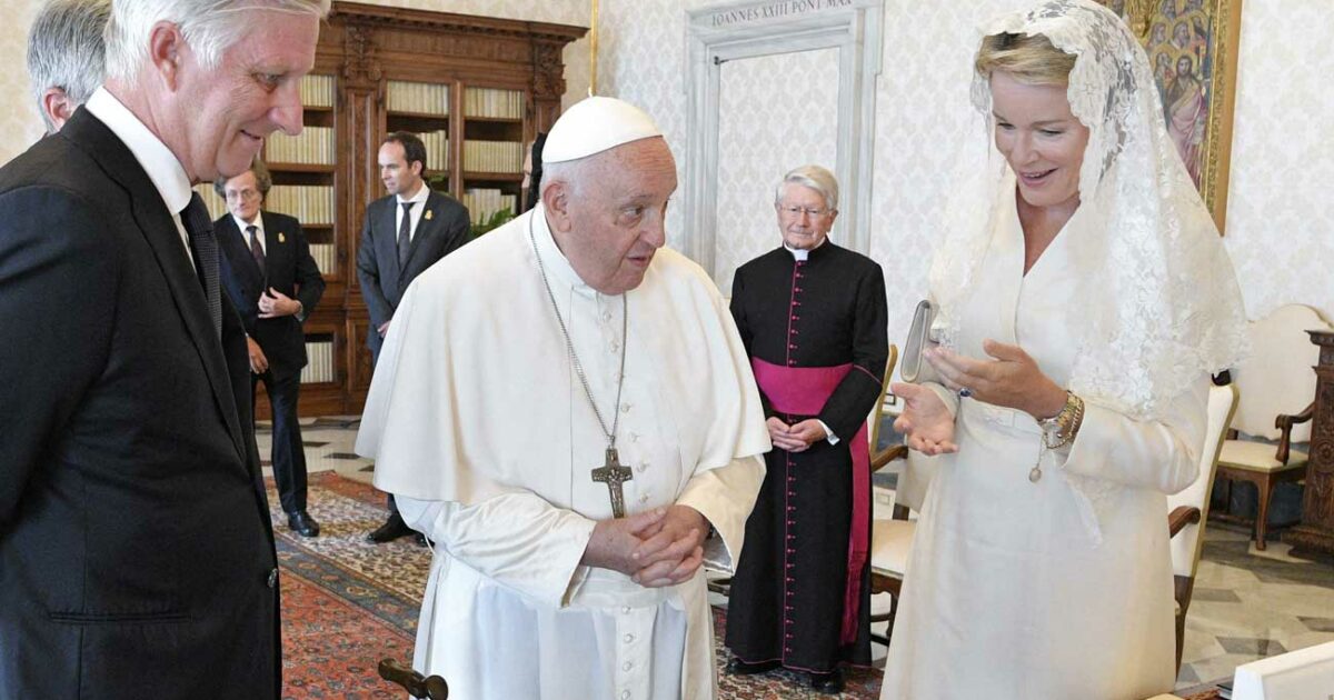 La reine Mathilde fait usage de son privilège du blanc pour rencontrer ...