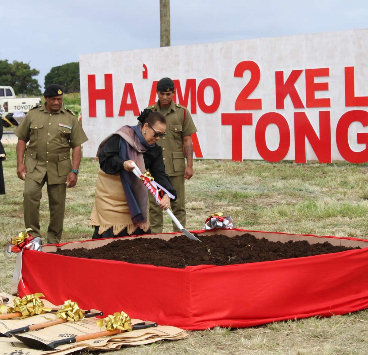 Le roi et la reine des Tonga lancent la construction du nouveau ...