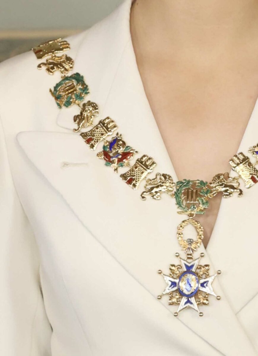 La princesse Leonor reçoit le collier de l'ordre de Charles III : « Je ...