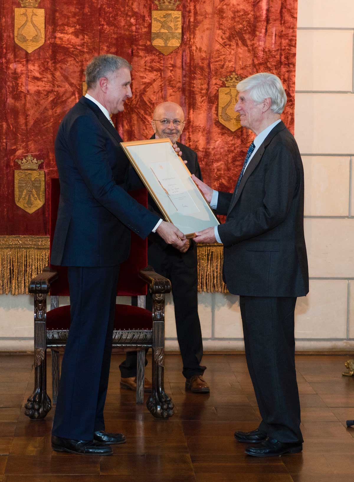 Radu, Elena et Sofia de Roumanie remettent le prix Cantemir du 6e ...