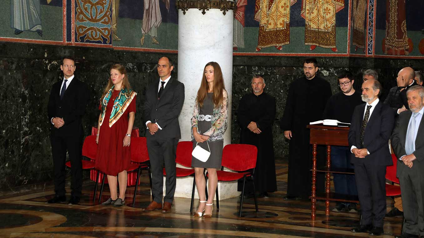 Le prince héréditaire Filip et le prince Mihailo rendent hommage au roi ...