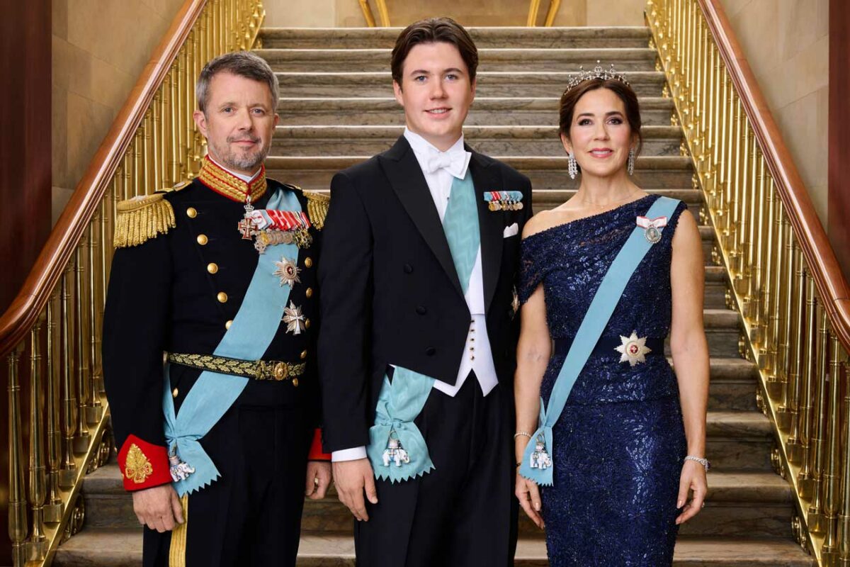 Le prince Christian pose pour son premier portrait officiel paré de ses ...