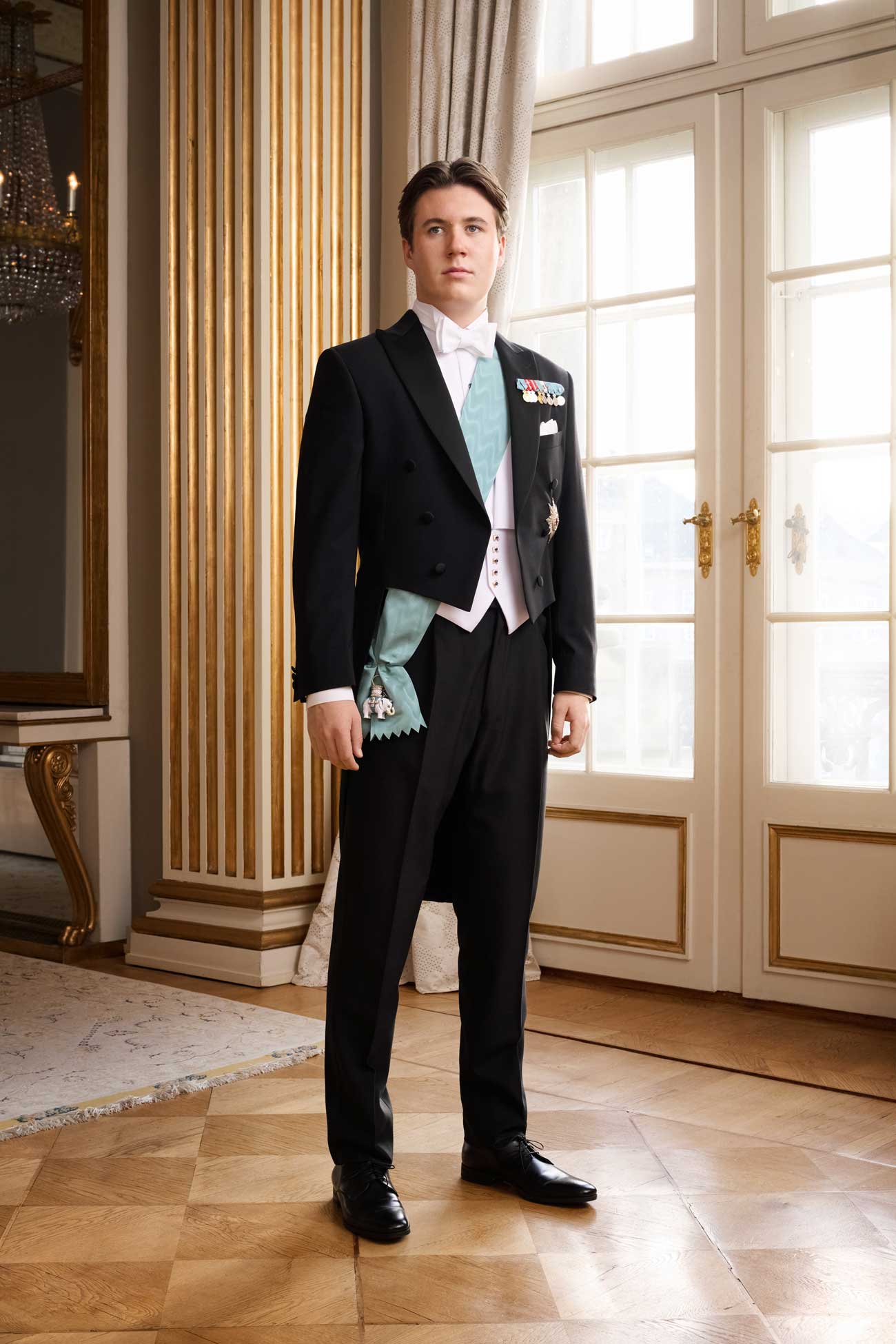 Le prince Christian pose pour son premier portrait officiel paré de ses ...