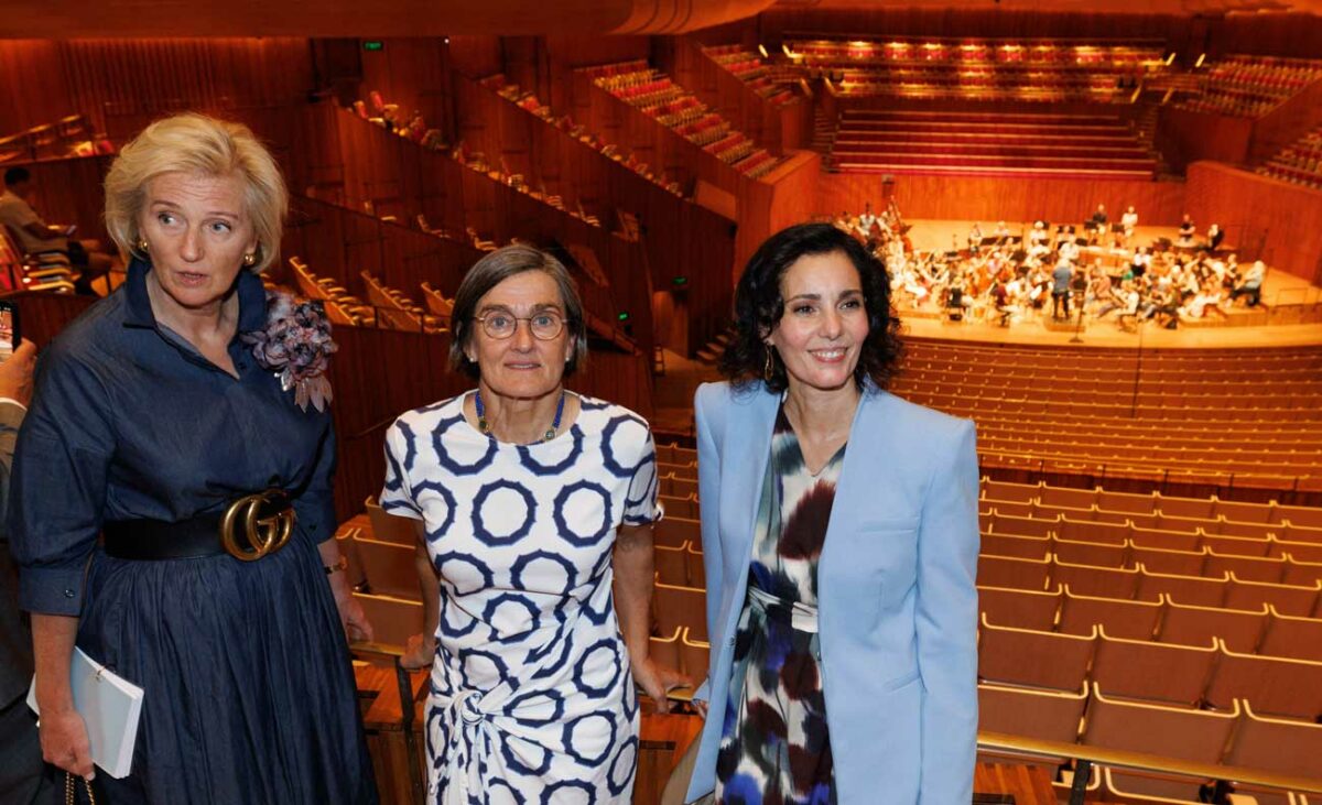 La princesse Astrid et ses parures florales uniques voyagent jusqu'en ...