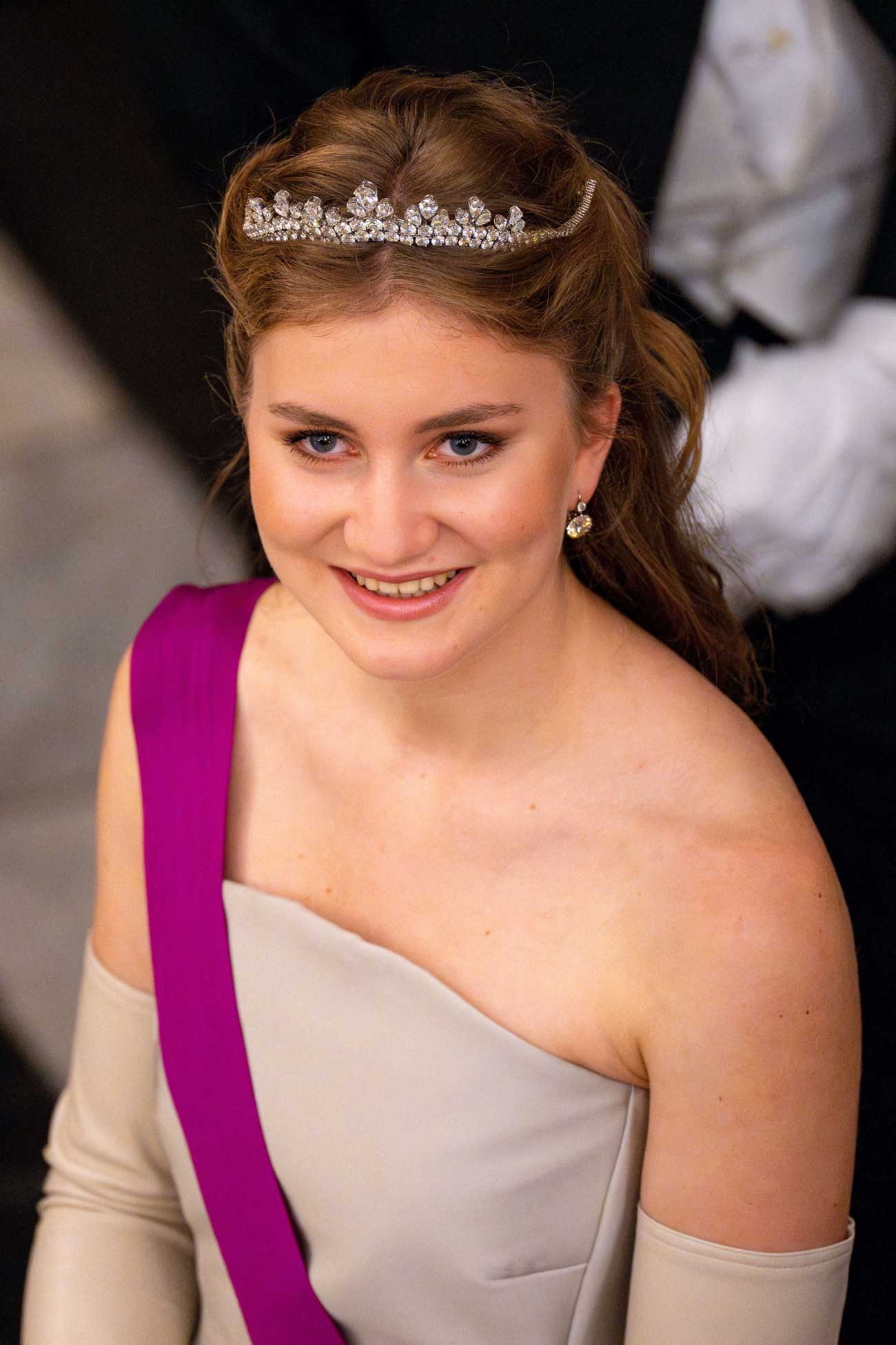 Un nouveau diadème et une robe Natan pour la princesse Élisabeth de ...