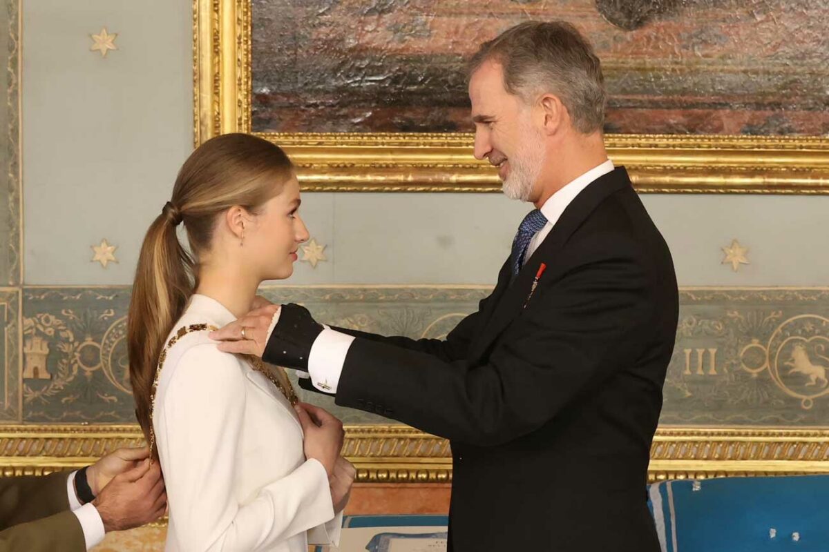 La princesse Leonor reçoit le collier de l'ordre de Charles III : « Je ...