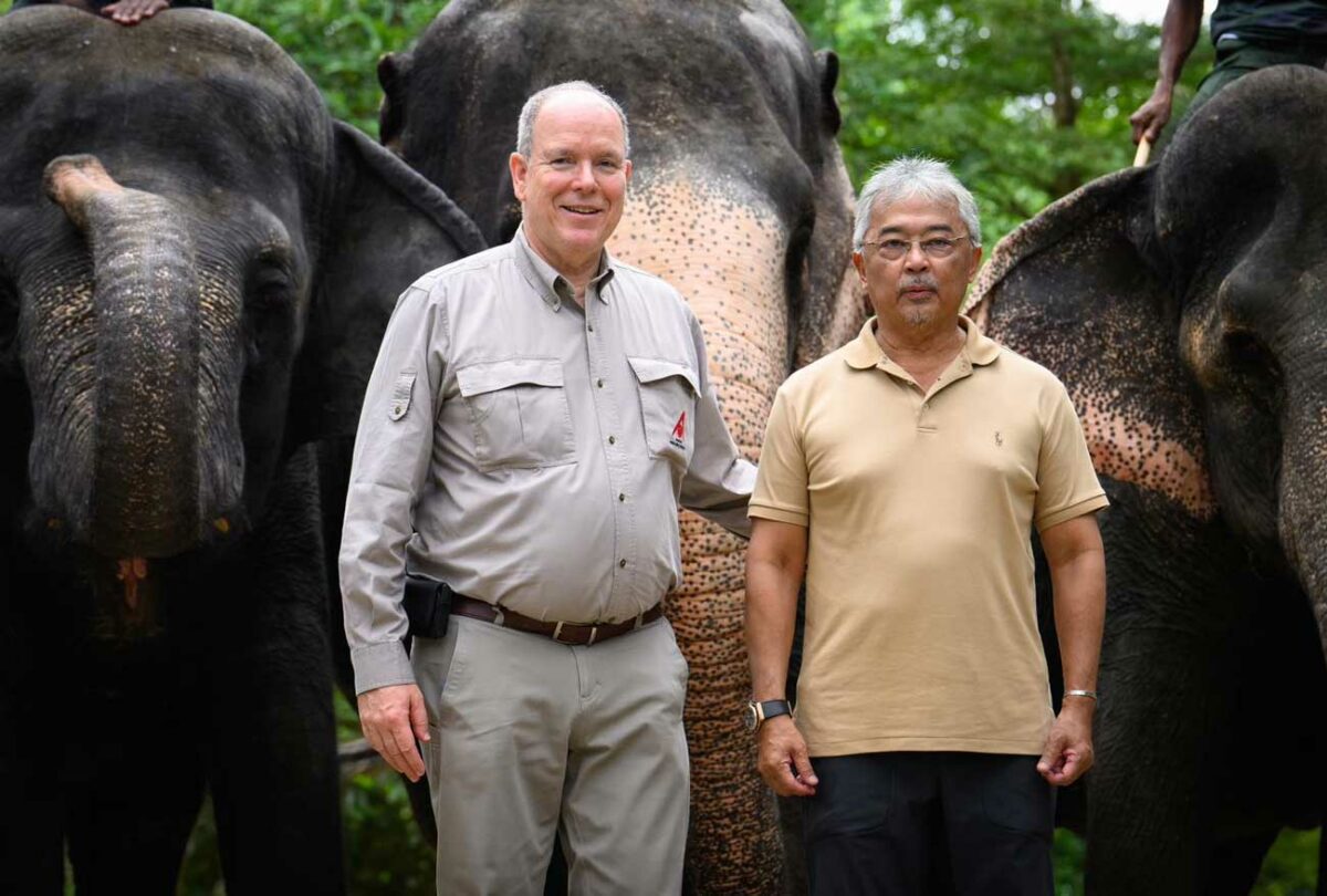 Le prince Albert II visite un sanctuaire pour éléphants avec le roi de Malaisie en toute ...