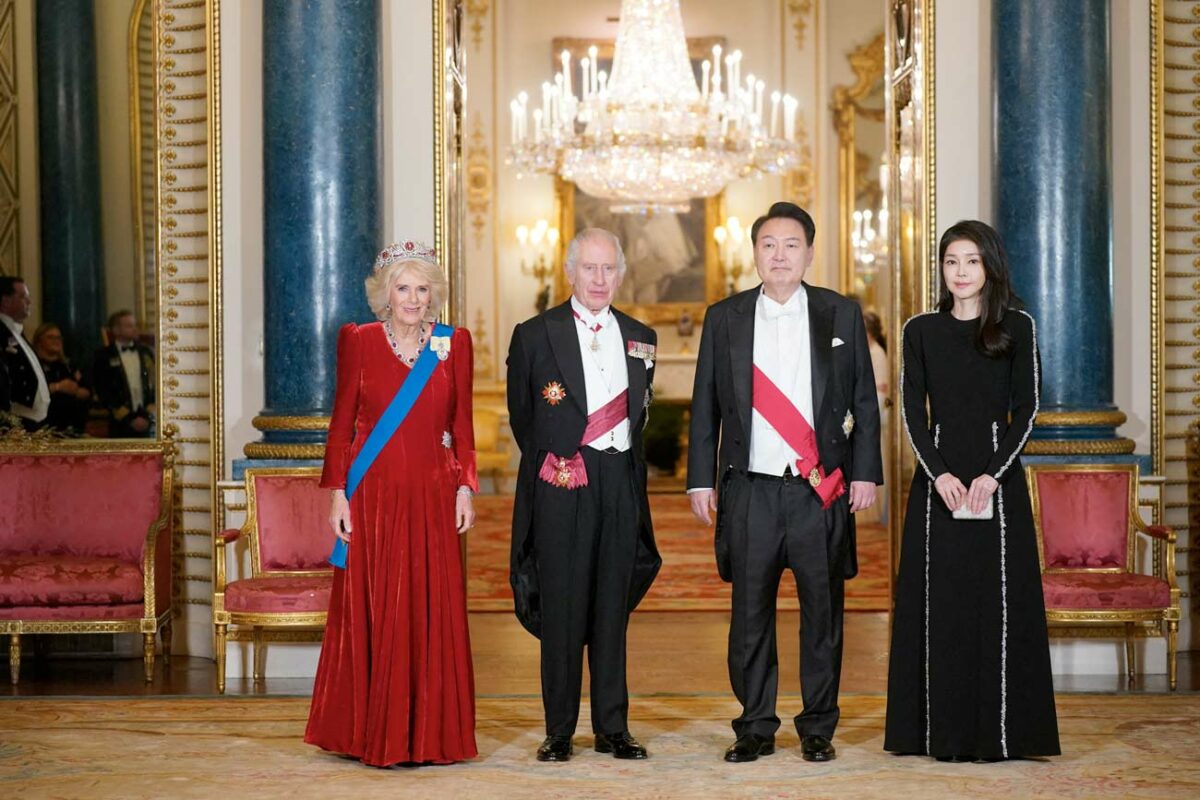 La reine Camilla porte le diadème de rubis birmans de la reine ...