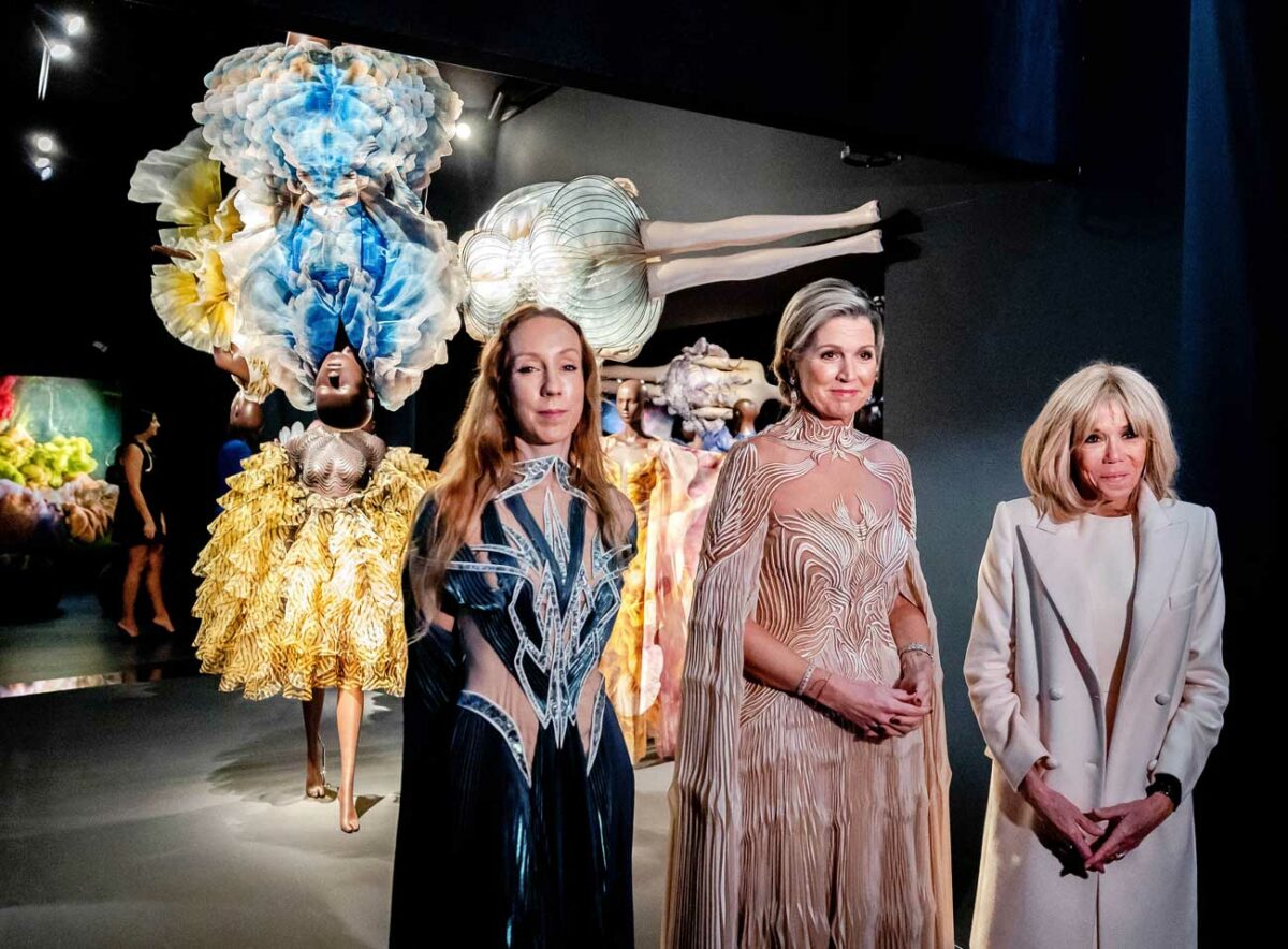 La reine Máxima dans une robe majestueuse et avant-gardiste à la rétrospective d'Iris van Herpen ...