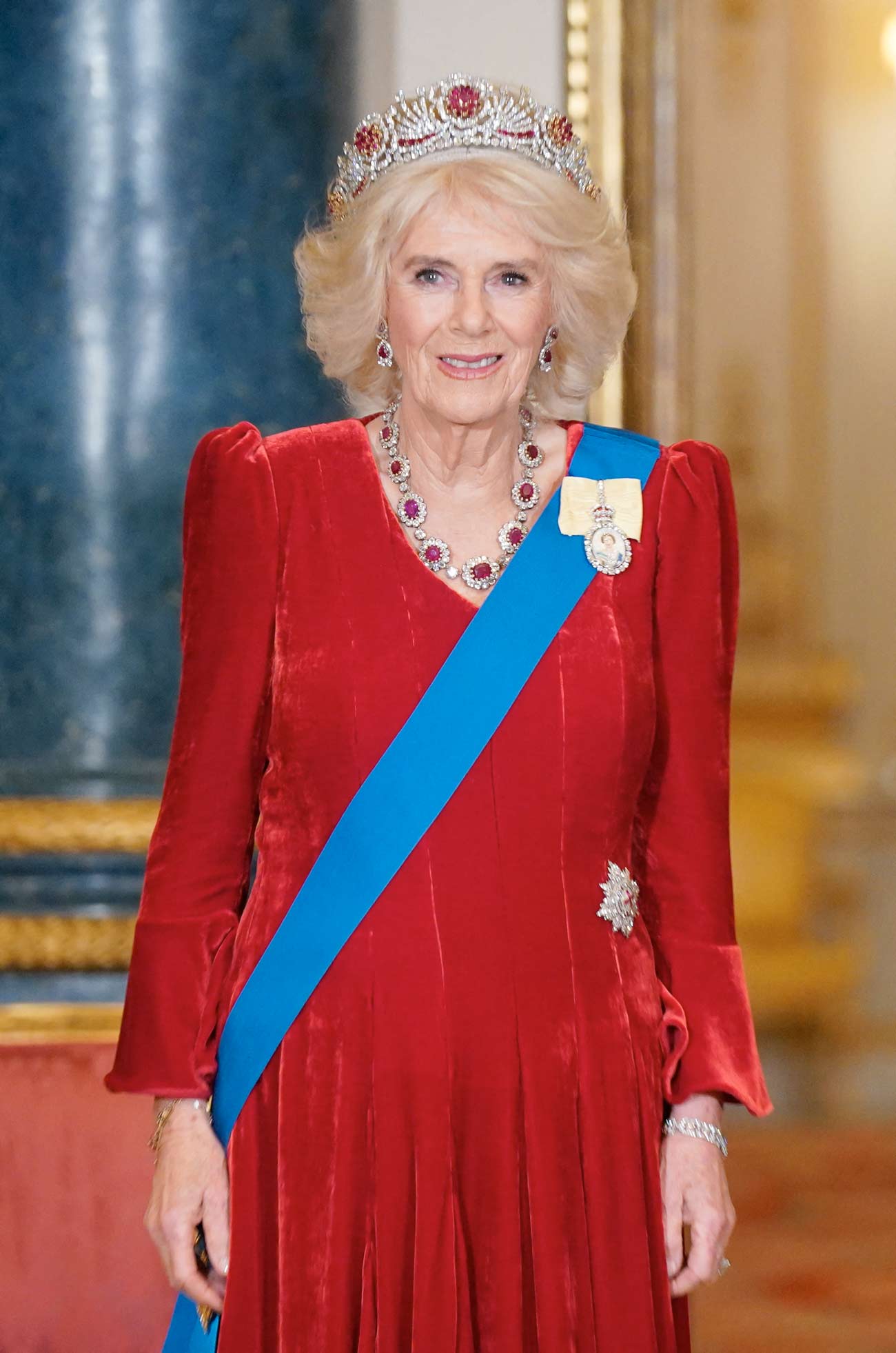 La reine Camilla porte le diadème de rubis birmans de la reine ...