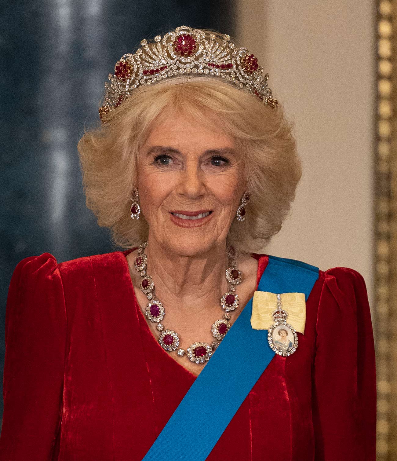 La reine Camilla porte le diadème de rubis birmans de la reine ...