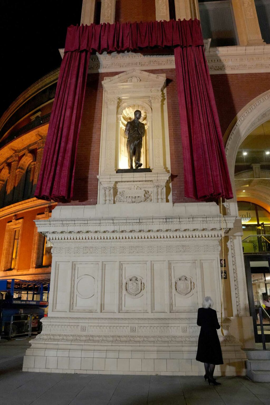 Le roi Charles III dévoile de nouvelles statues de ses parents ...