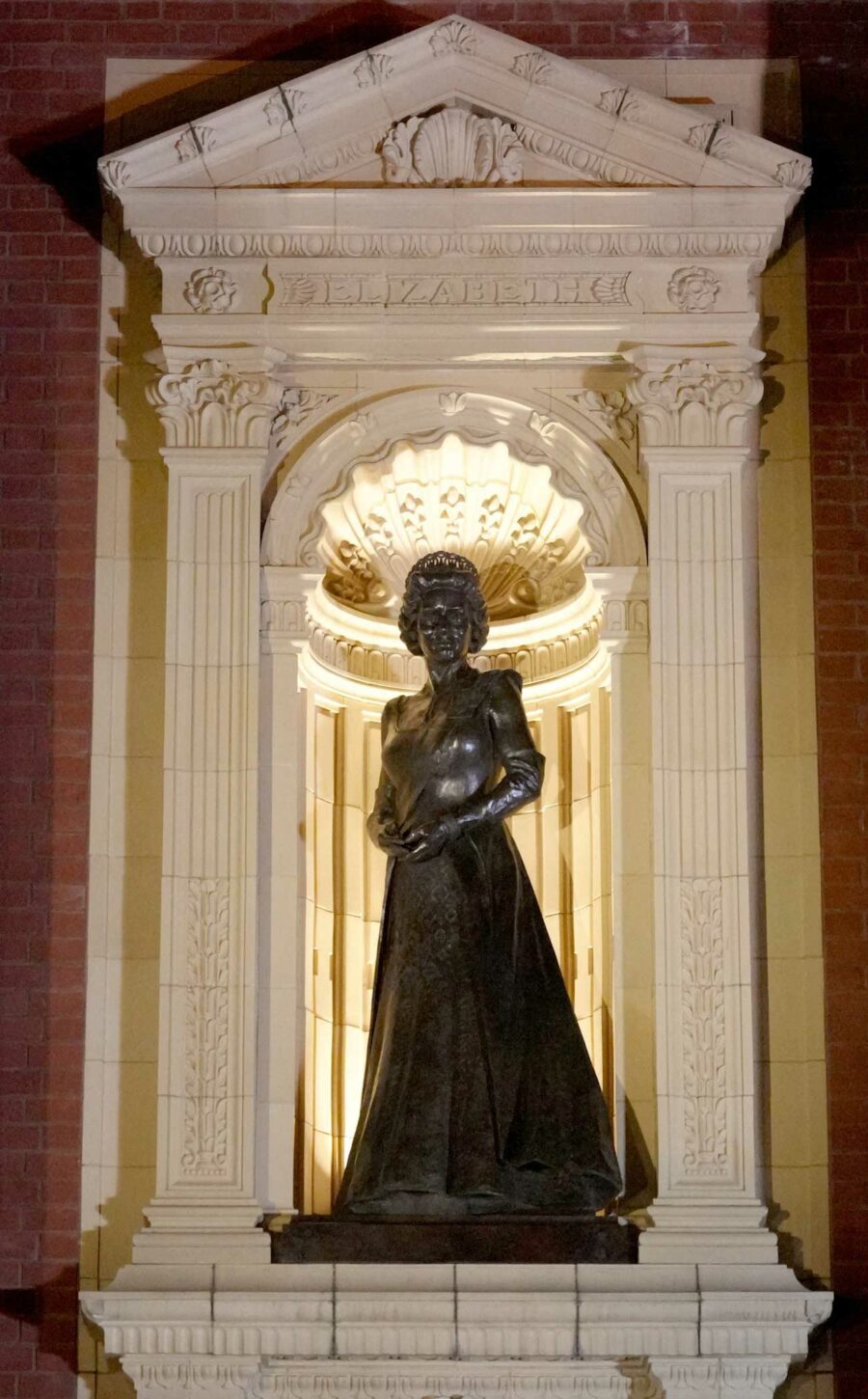 Le roi Charles III dévoile de nouvelles statues de ses parents ...
