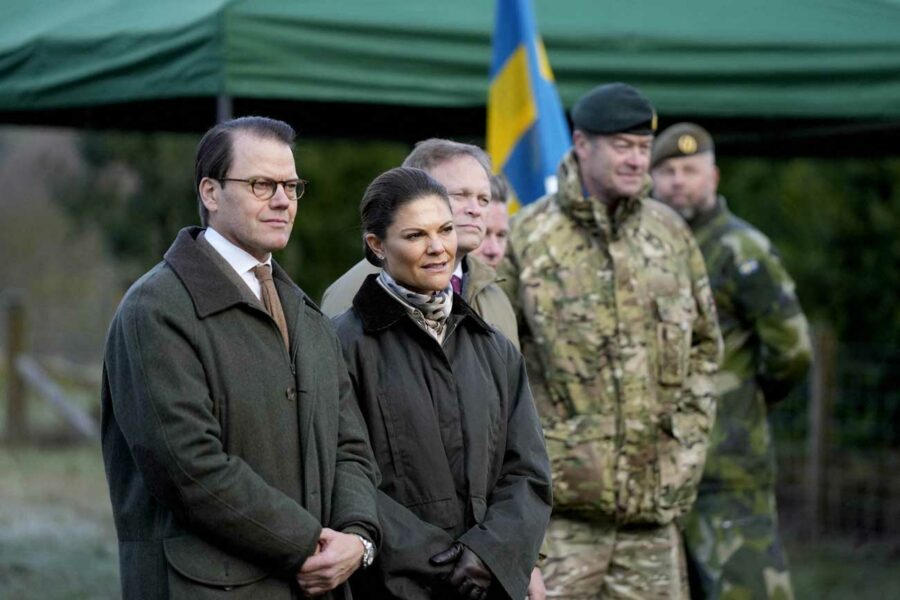 Victoria et Daniel de Suède entament leur visite officielle au Royaume-Uni dans un camp d ...