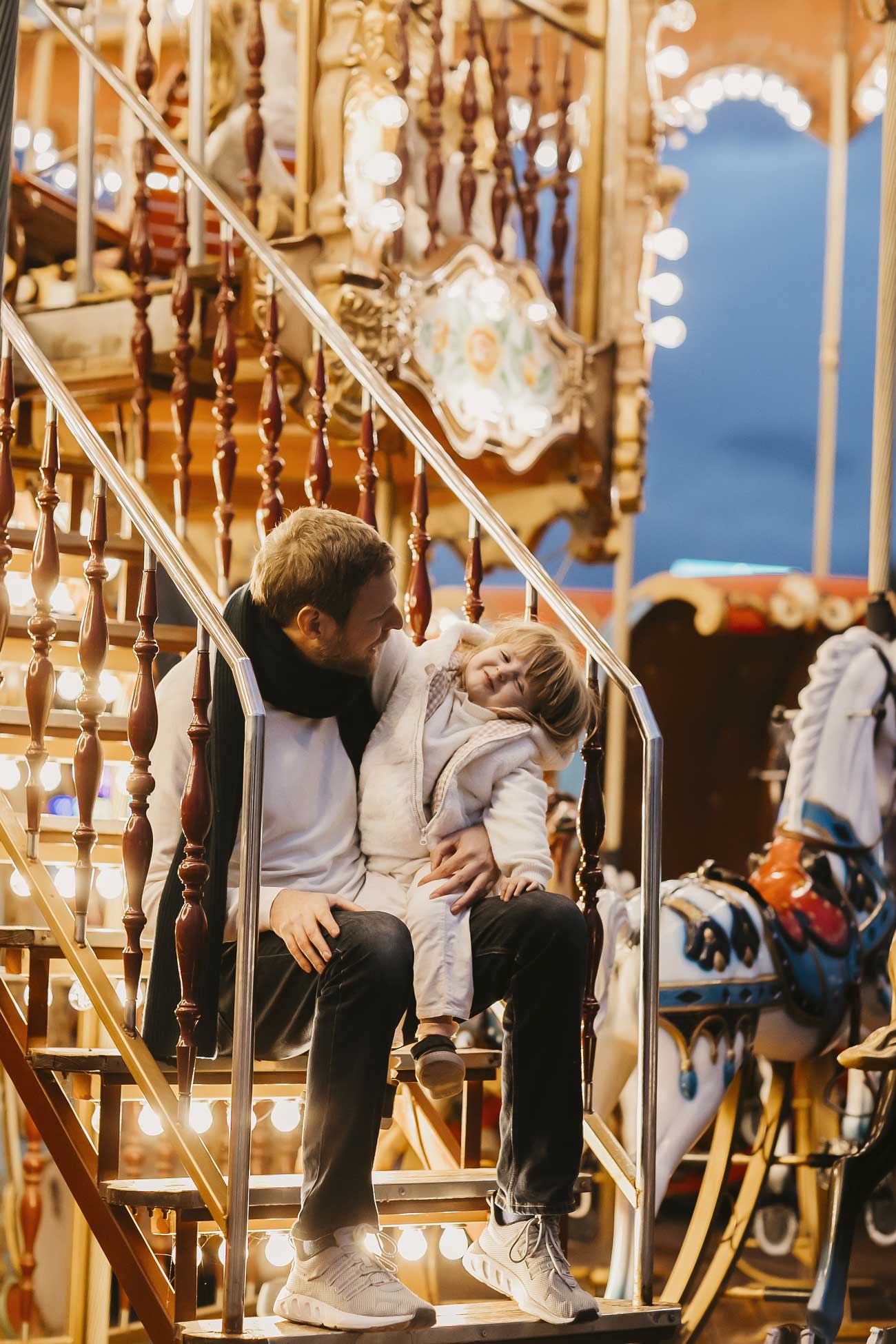 La princesse Géraldine et le prince héritier Leka chérissent un moment ...