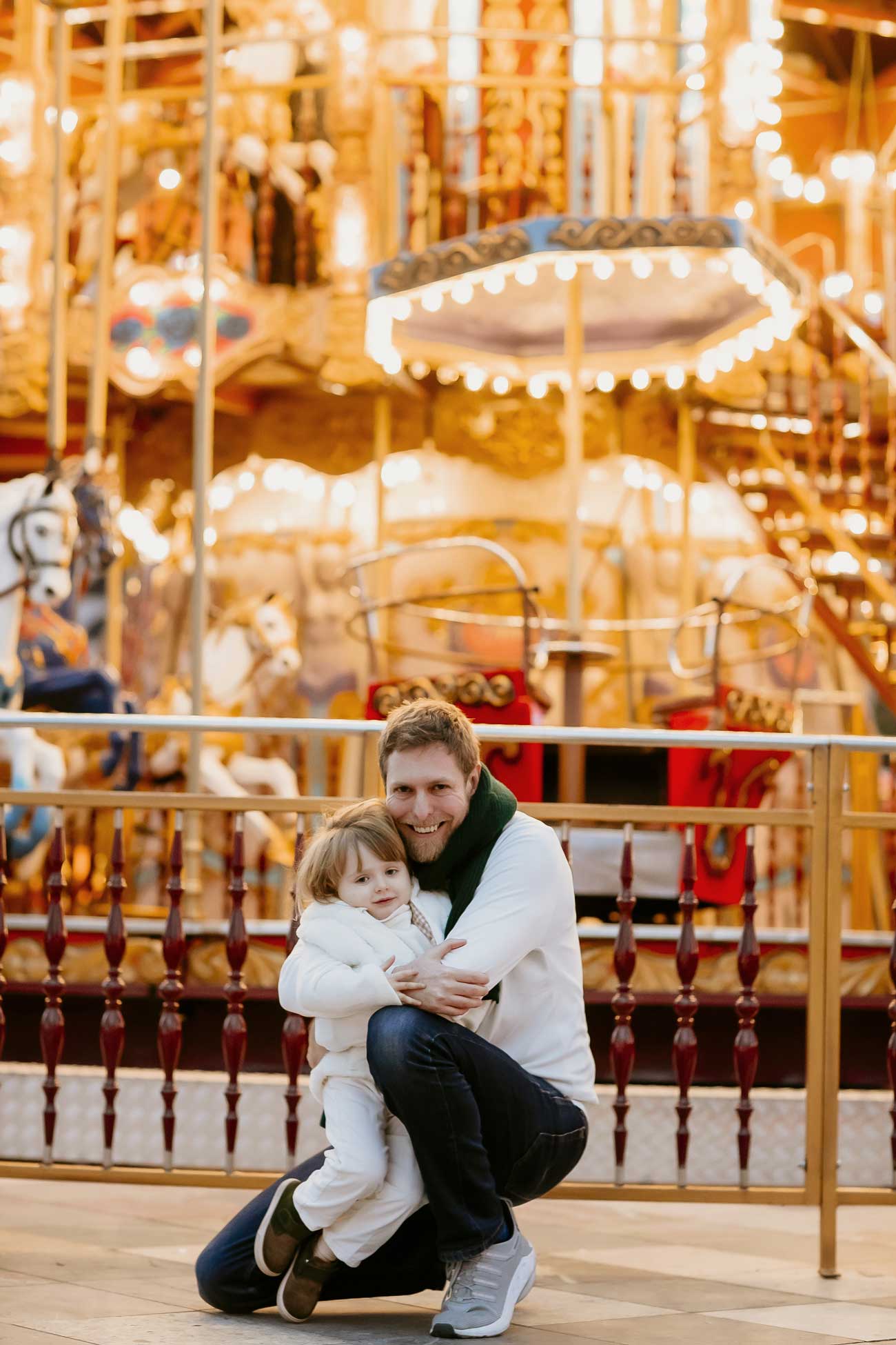 La princesse Géraldine et le prince héritier Leka chérissent un moment ...