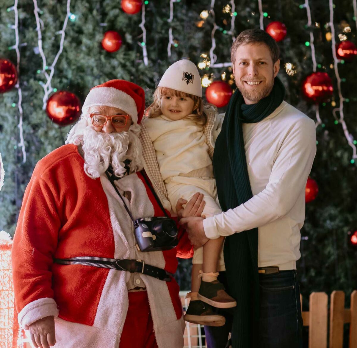 La princesse Géraldine et le prince héritier Leka chérissent un moment ...
