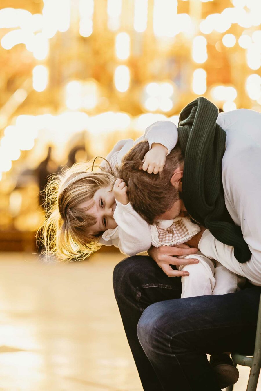 La princesse Géraldine et le prince héritier Leka chérissent un moment ...