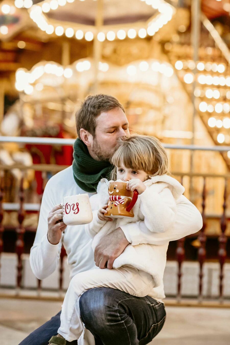 La princesse Géraldine et le prince héritier Leka chérissent un moment ...