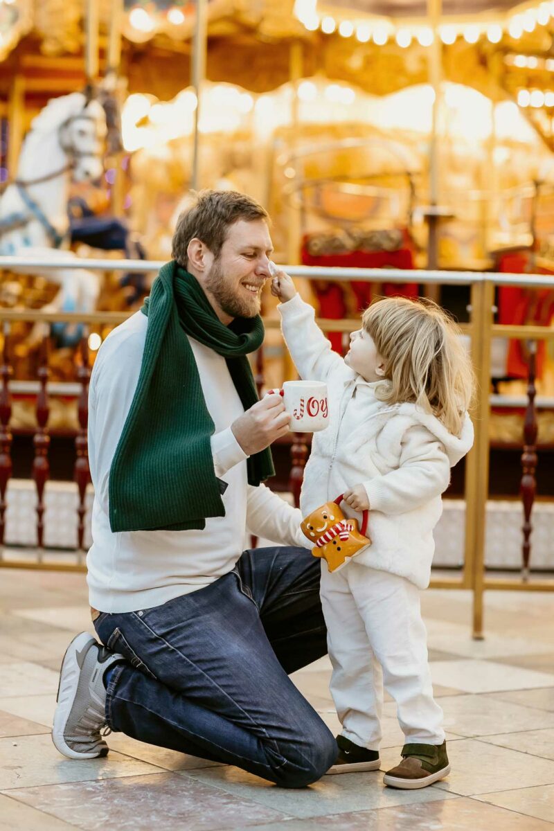 La princesse Géraldine et le prince héritier Leka chérissent un moment ...