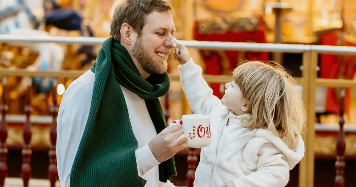 La princesse Géraldine et le prince héritier Leka chérissent un moment ...