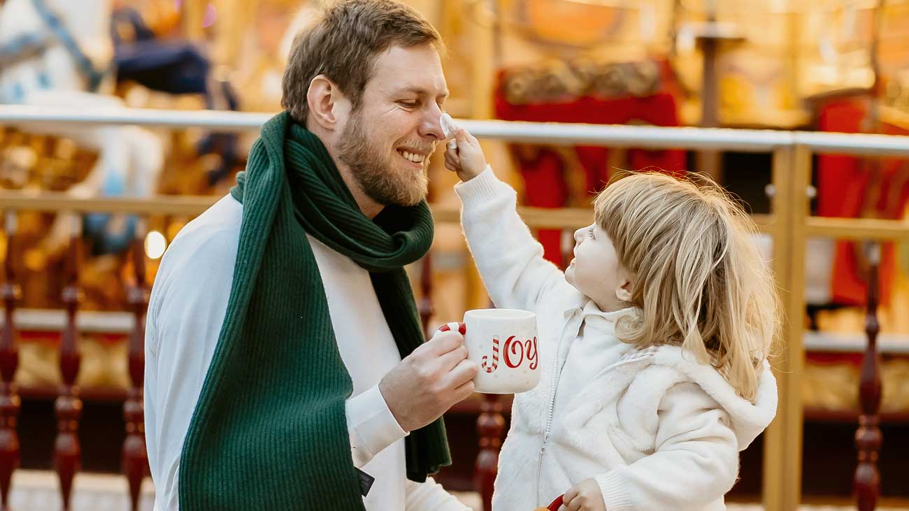 La princesse Géraldine et le prince héritier Leka chérissent un moment ...