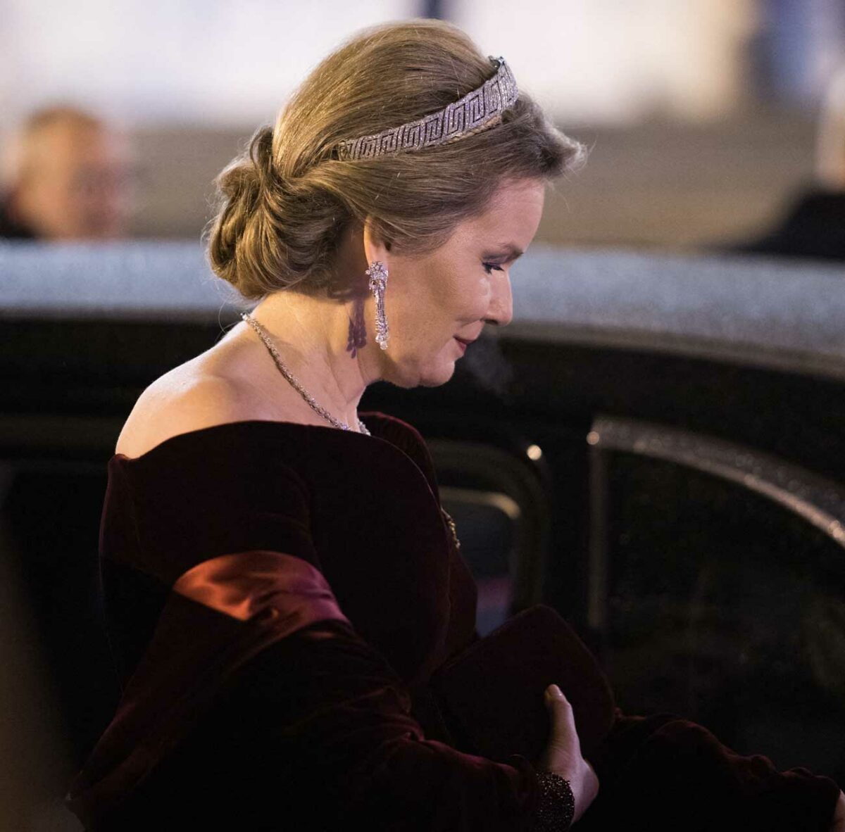 La reine Mathilde en Armani et avec une version bandeau du diadème des ...