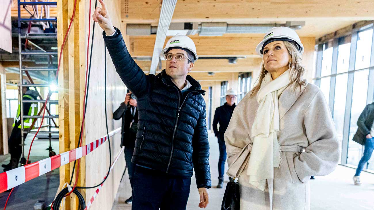 La reine Máxima s'intéresse à la construction circulaire sur un chantier