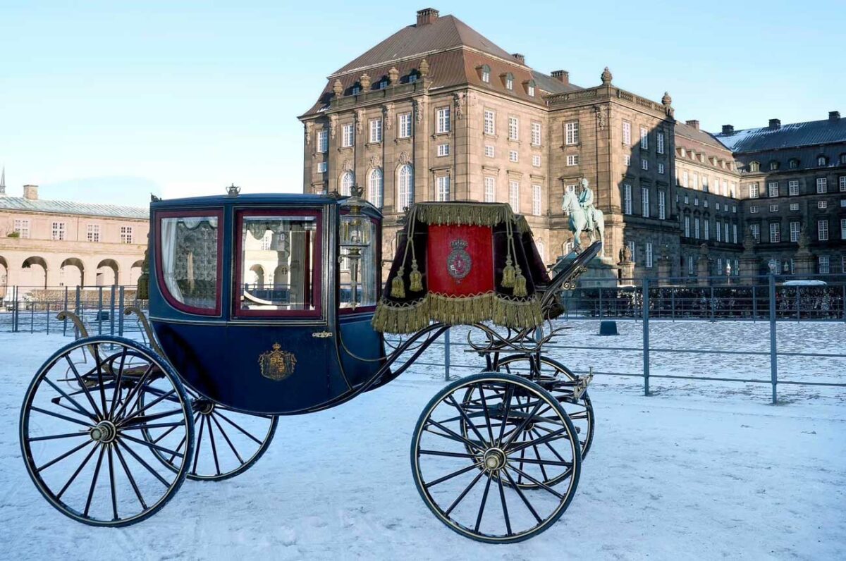 Premier cortège royal dans Copenhague pour Frederik X et Mary de ...