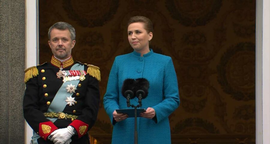 Proclamation émouvante du roi Frederic X de Danemark au balcon de ... Proclamation émouvante du roi Frederic X de Danemark au balcon de ...