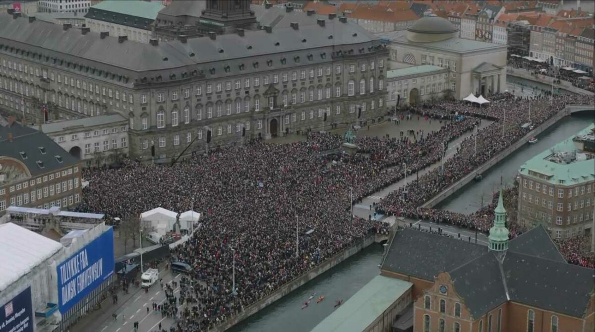 Proclamation émouvante du roi Frederic X de Danemark au balcon de ... Proclamation émouvante du roi Frederic X de Danemark au balcon de ...