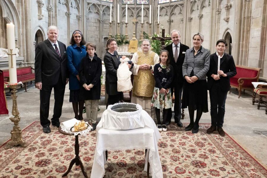 Le baptême du prince Alphonse de France à la basilique Saint-Nazaire de ...