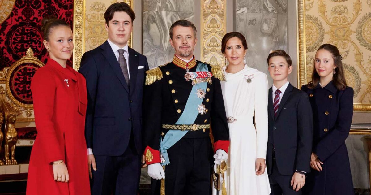 Le roi Frederik X et la reine Mary posent dans la salle du Trône avec ...