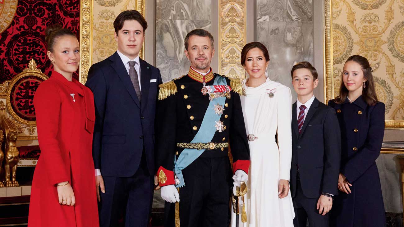 Le roi Frederik X et la reine Mary posent dans la salle du Trône avec ...