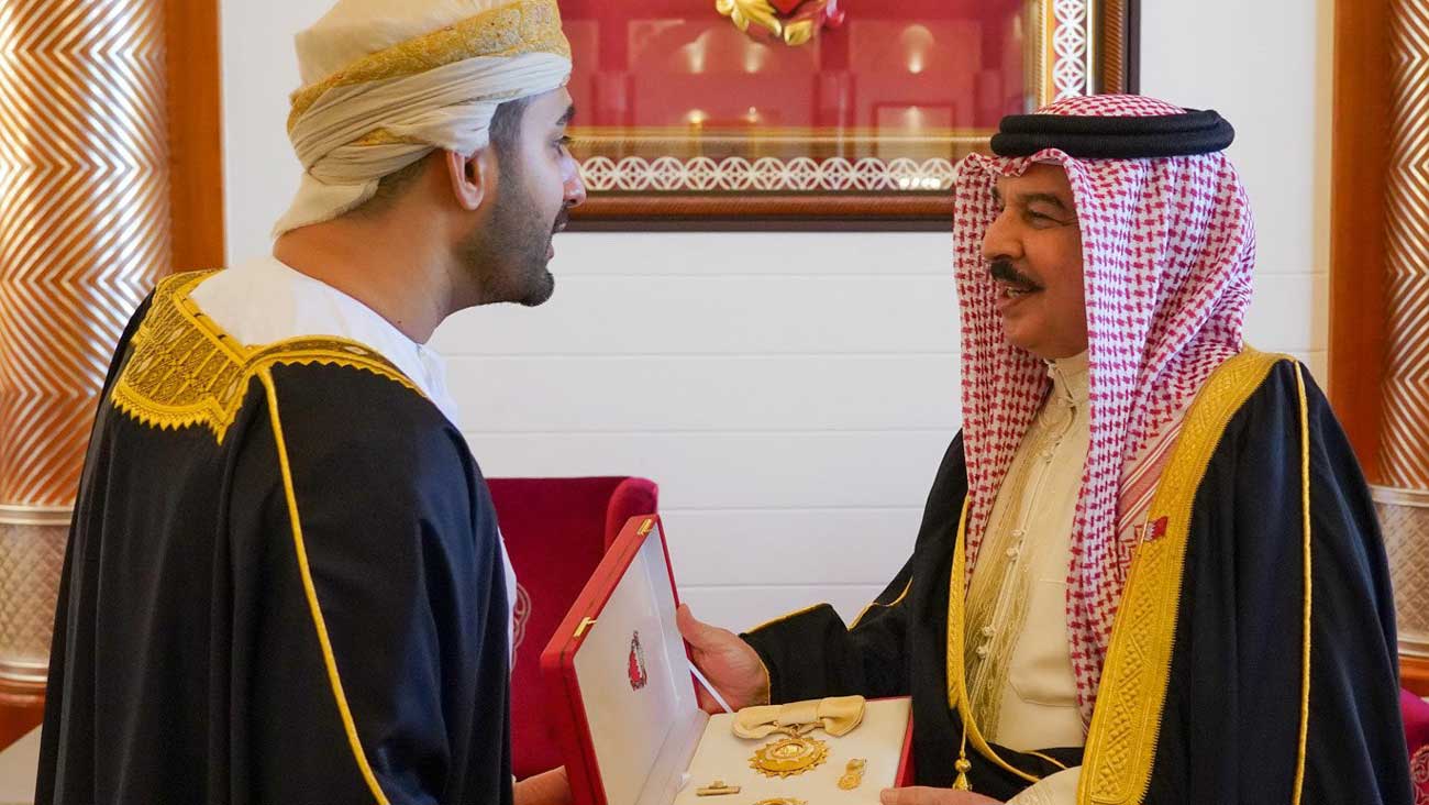 Le roi de Bahreïn confère la plus haute distinction au prince héritier ...