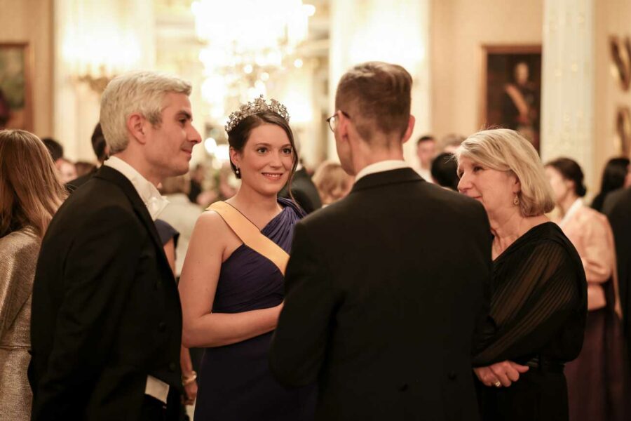 Première apparition de la princesse Alexandra enceinte : diadème ...