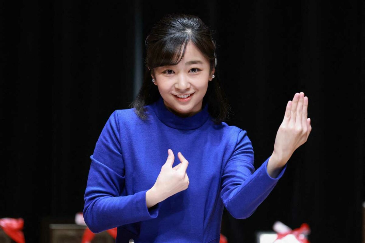 La princesse Kako s'adresse en langue des signes aux mères d'enfants sourds La princesse Kako s'adresse en langue des signes aux mères d'enfants sourds