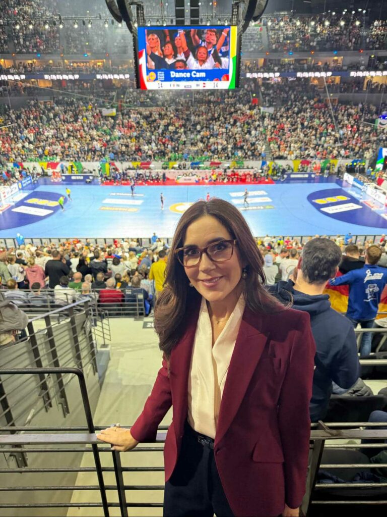 La reine Mary assiste à la victoire des Bleus à l'Euro de handball