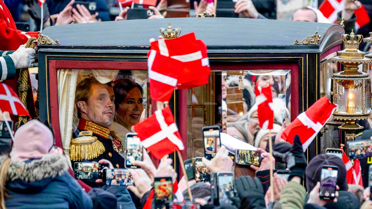 Premier cortège royal dans Copenhague pour Frederik X et Mary de ...