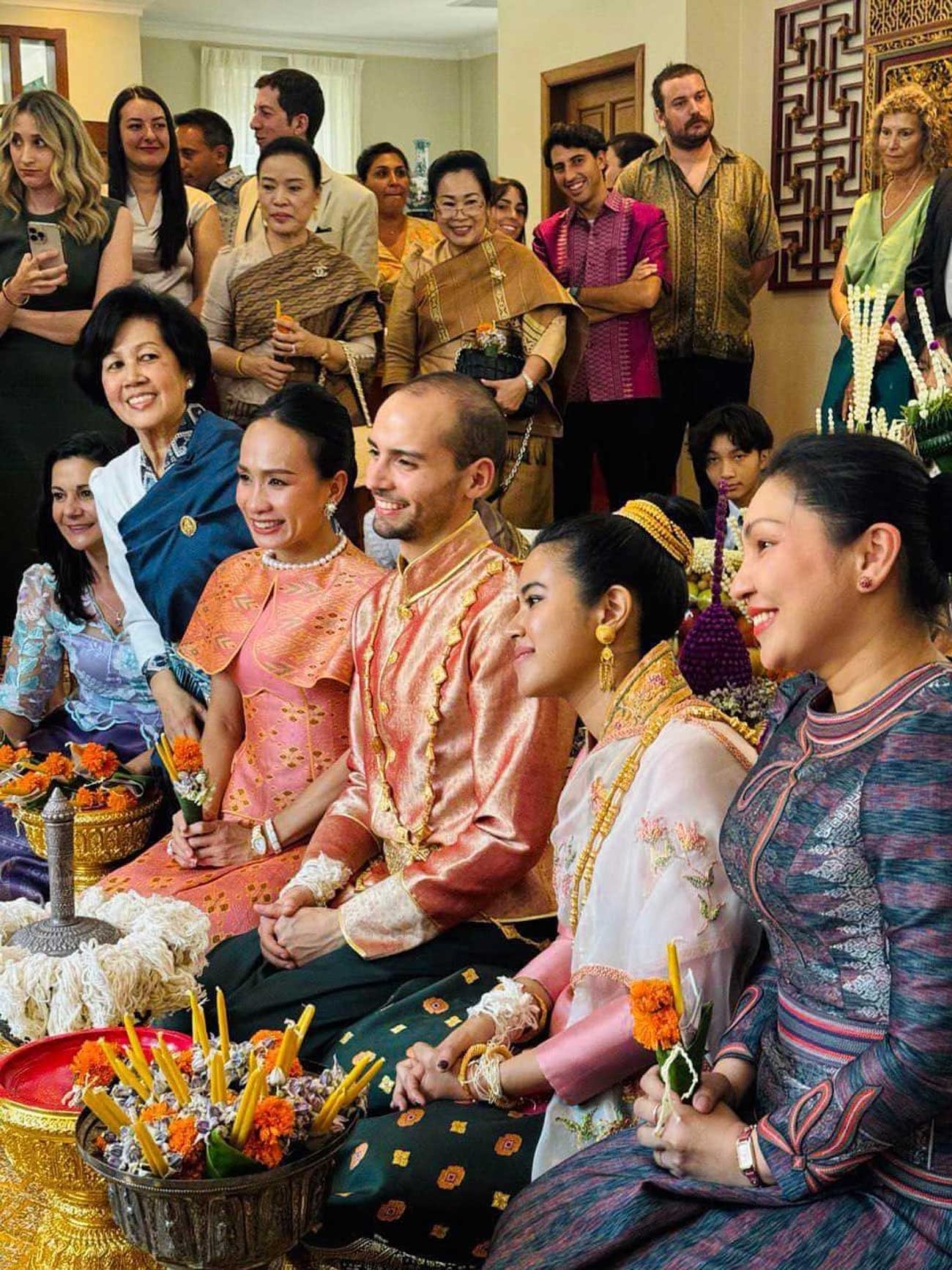 Le mariage de la princesse Ponita en présence du roi du Cambodge dans ...