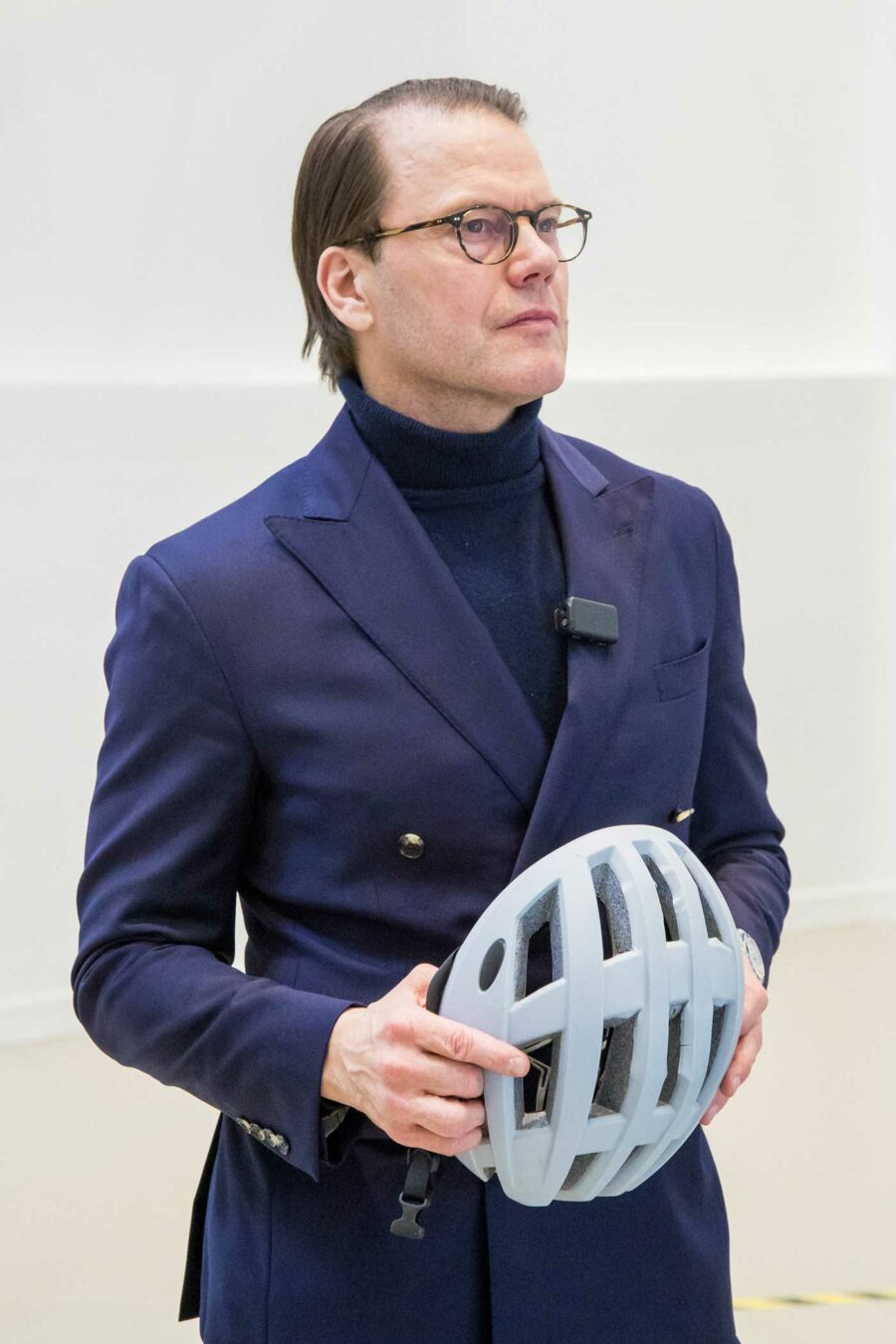 Le prince Daniel visite un fabricant de casques de protection