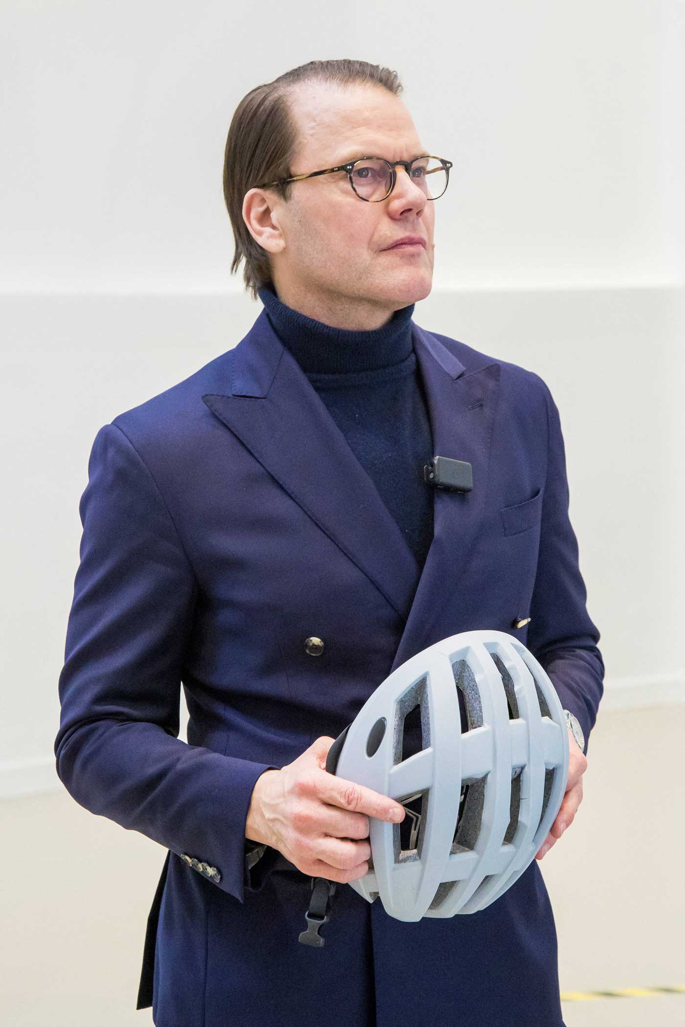 Le prince Daniel visite un fabricant de casques de protection
