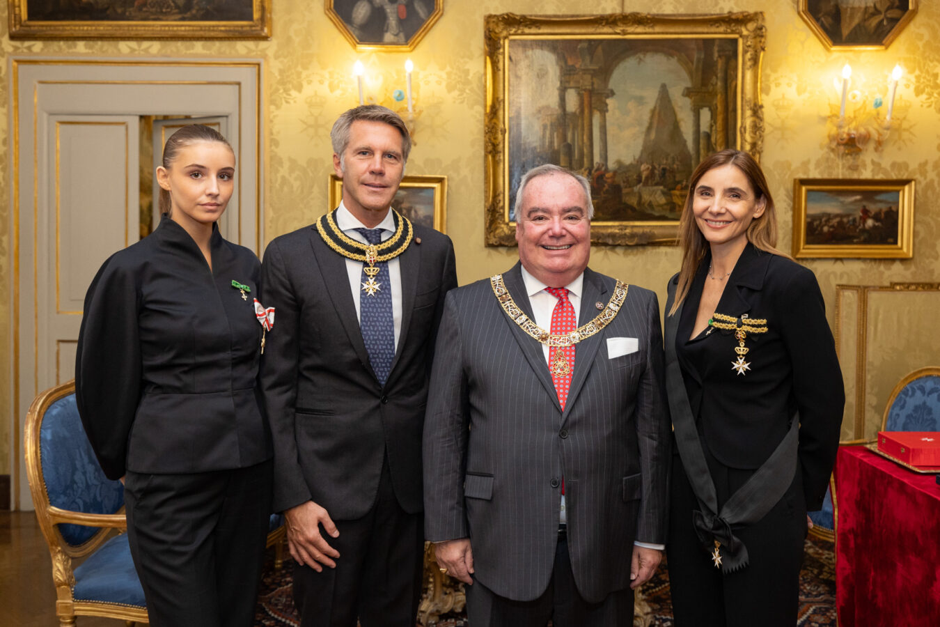 Premier portrait officiel du prince Emmanuel-Philibert en grand maître ...