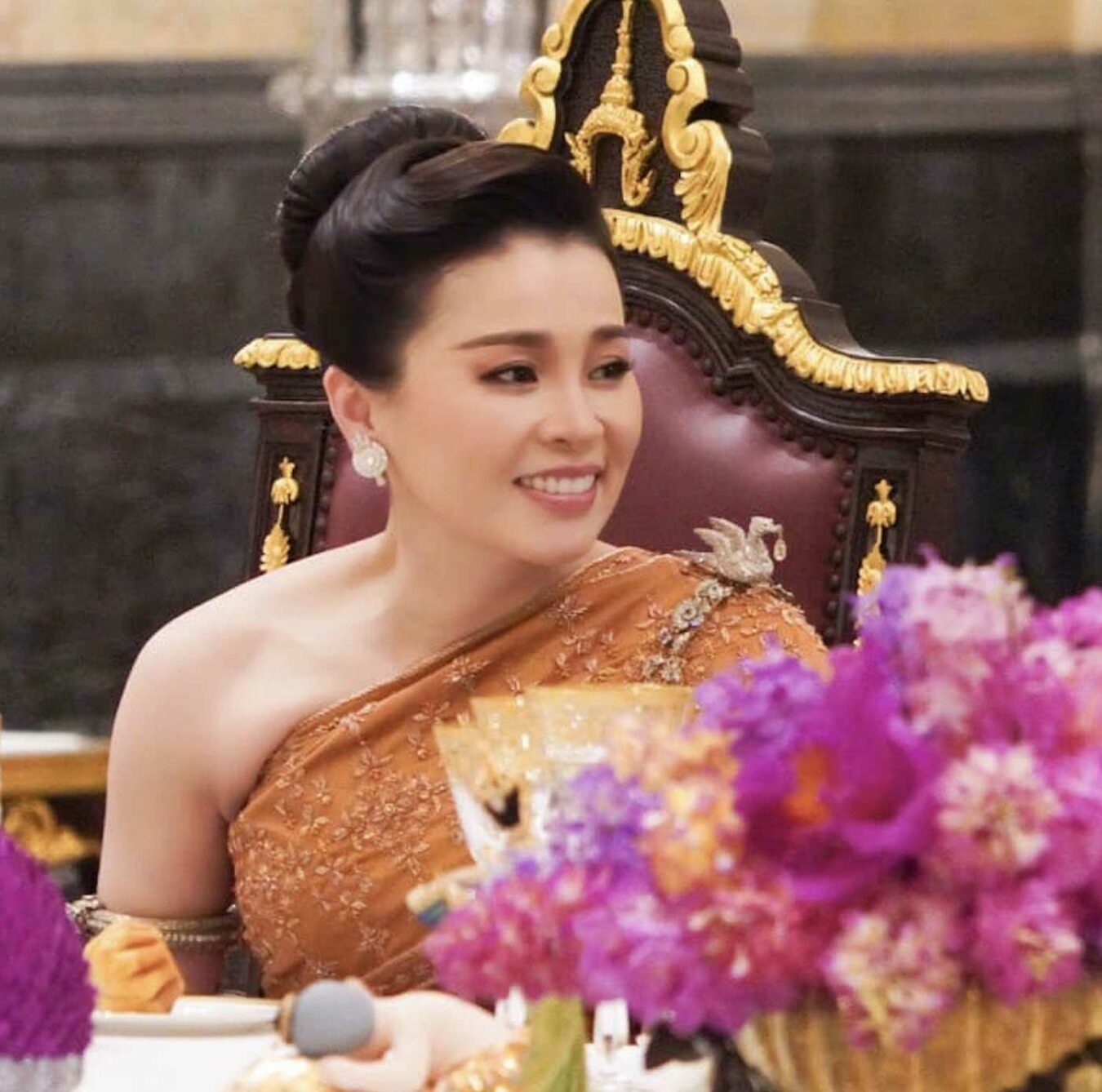 La reine Suthida porte un cygne Fabergé de sa belle-mère pour la première fois