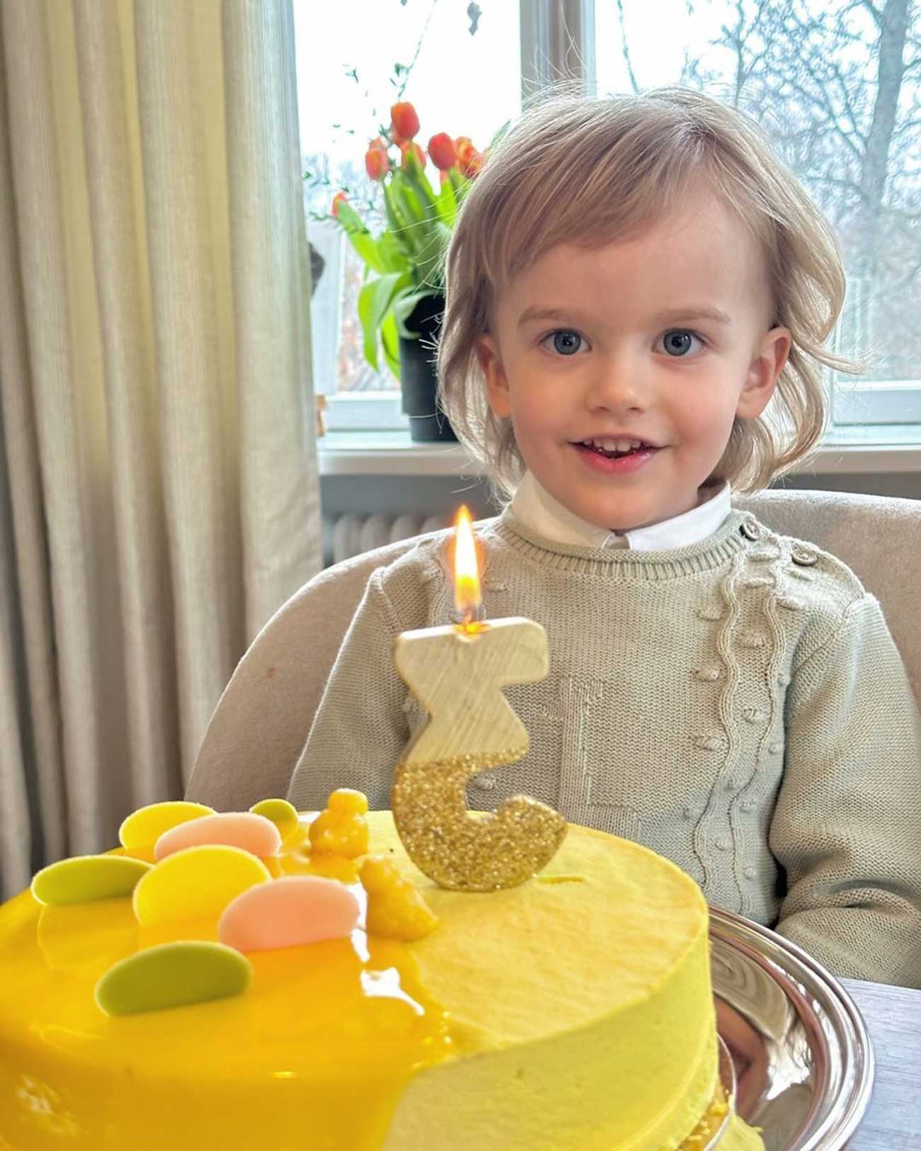 Une photo printanière du prince Julian de Suède pour ses trois ans