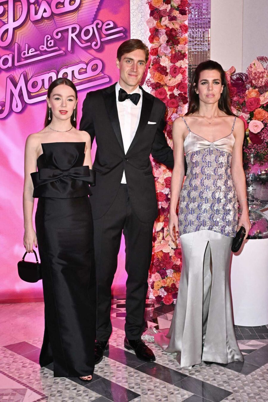 La princesse Caroline et ses filles au Bal de la Rose disco : Charlotte Casiraghi scintillante ...