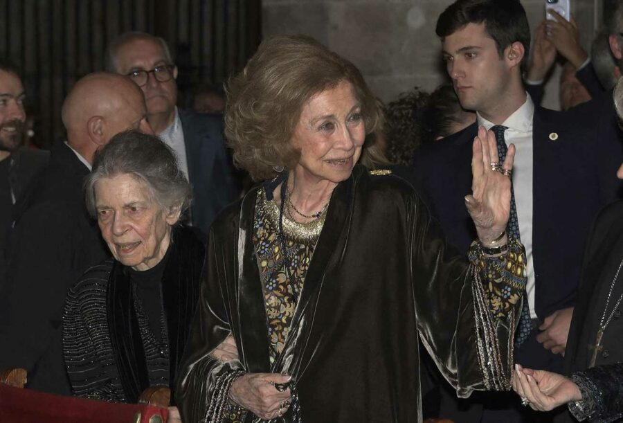 La reine Sofia au look oriental avec la princesse Irène au concert de ...