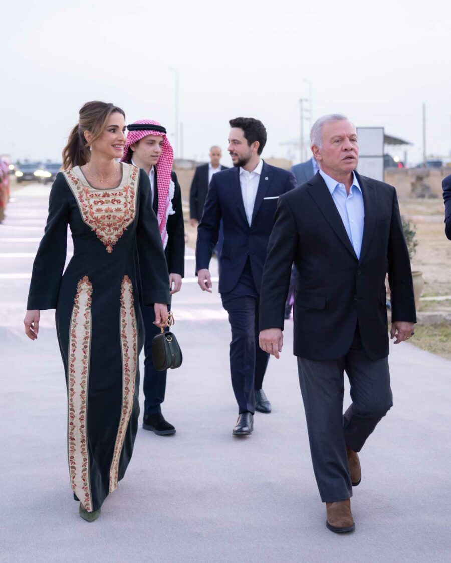 Le roi Abdallah et la reine Rania en visite avec leurs fils auprès de la tribu bédouine des Beni ...